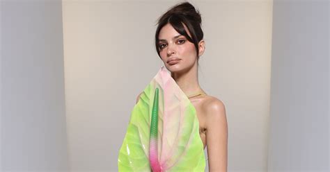 Emily Ratajkowski Wears A Leaf Shirt To Paris Fashion Week Ps Fashion