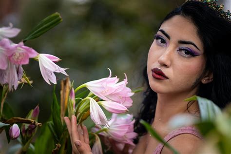 야외에서 꽃 머리 장식을 한 매혹적인 라틴계 여성 · 무료 스톡 사진