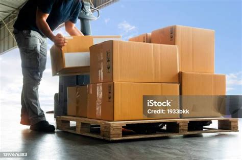노동자 택배 팔레트에 포장 상자를 들어 올리기 골판지 상자 배송 용품 창고 선적 상자 창고 화물 창고 물류 창고에 대한 스톡 사진 및 기타 이미지 Istock