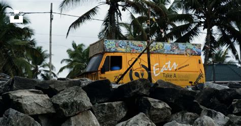 노란색 푸드 트럭이 바위 근처에 주차되어 있습니다 사진 Unsplash의 무료 자동차 이미지