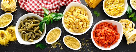 파스타 돌 배경 위에 조리되지 않은 파스타와 국수의 다양한 종류 텍스트 복사 공간이있는 상단 보기 이탈리아 음식 요리 개념 조리 테이블에 다른 원시 파스타의 컬렉션 0명에