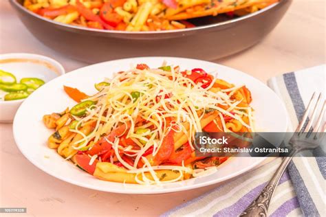 이탈리아 음식고추와 소박한 라이트 테이블에 흰 접시에 치즈 파스타 건강한 생활방식에 대한 스톡 사진 및 기타 이미지 건강한