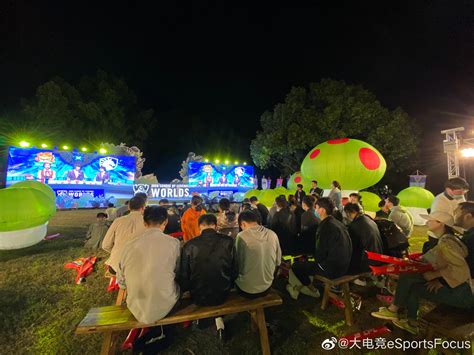 峡谷森林派对线下观赛现场好嗨好久不见的观众萌