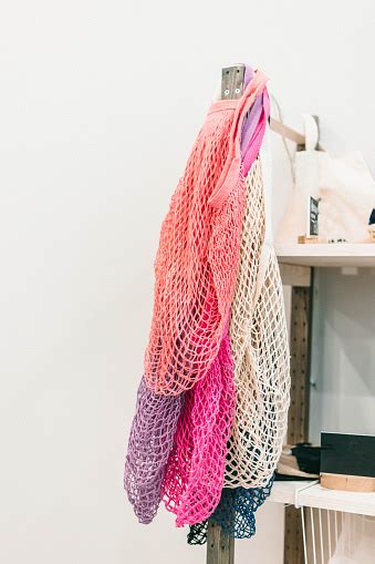 제로 폐기물 가게에서 의식 쇼핑을위한 재사용 가능한 가방 0에 대한 스톡 사진 및 기타 이미지 0 0명 가방 Istock