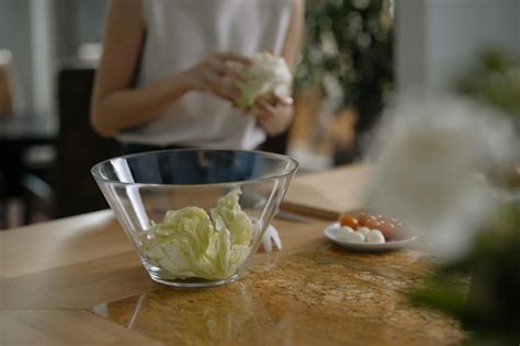 실내 가정 생활 가정 요리 건강한 건강한 생활 건강한 식사 건강한 식생활 다채로운 농산물 독서하는 라이프스타일 레몬 분홍색 긴 소매 분홍색 셔츠