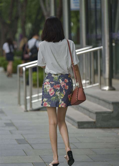 街拍：敢紧身牛仔裤出门的辣妈，身材完美到极致！太喜欢紧身牛仔裤身材新浪新闻