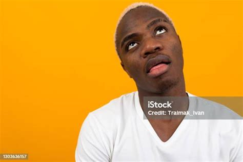 복사 공간으로 노란색 배경에 불쾌하게 찾고 아프리카 흑인 남자의 초상화 20 24세에 대한 스톡 사진 및 기타 이미지 20 24세 T 셔츠 개성 개념 Istock