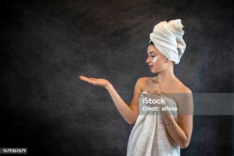 예쁜 여자는 눈 아래 패치에 수건을 착용 손가락 검은 고립 된 자유로운 장소를 보여줍니다 건강관리와 의술에 대한 스톡 사진 및 기타 이미지 건강관리와 의술 건강한 생활