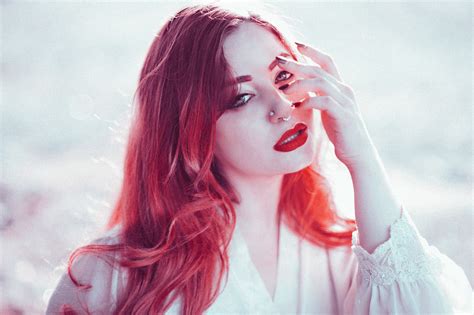 배경 화면 야외 여성 여자들 빨간 머리 모델 긴 머리 뷰어를보고 하얀 드레스 닫다 빨간 립스틱 흰색상의 유행 아이 라이너 담홍색 감정 사람