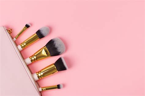 다양한 크기의 메이크업 브러쉬와 복사 공간이 있는 분홍색 배경의 화장품 가방 0명에 대한 스톡 사진 및 기타 이미지 0명 가방 개인 장식품 Istock