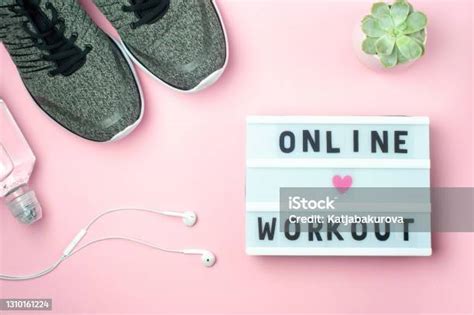 온라인 운동 분홍색 배경에 표시 라이트 박스에 텍스트 플랫 레이 운동화 물 한 병 흰색 헤드폰 스포츠 컨셉 스포츠 신발에 대한 스톡 사진 및 기타 이미지 Istock