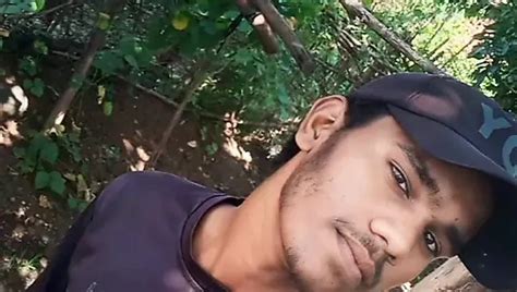 Фигуристая школьница с сиськами играет со своим дядей и скачет на большом черном члене Неудачи