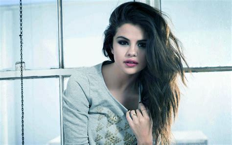 Selena Gomez Come And Get It Wallpaper