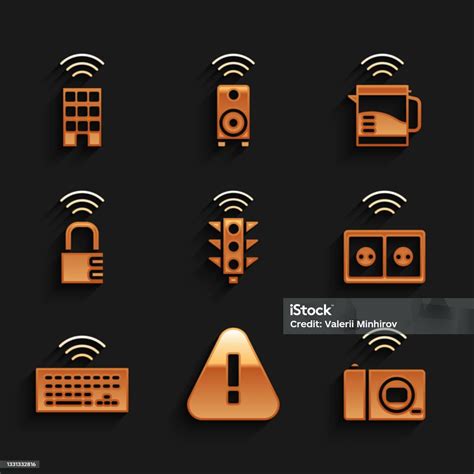 스마트 신호등 삼각형 사진 카메라 전기 콘센트 무선 키보드 안전한 조합 잠금 주전자 및 가정용 무선 아이콘으로 느낌표 설정 벡터