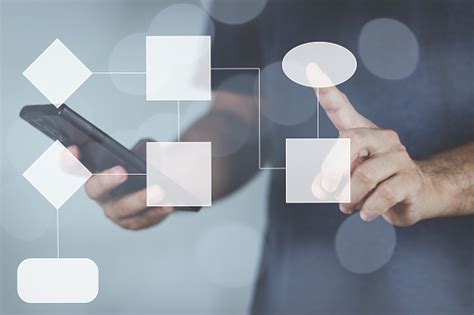 워크 플로우 프로젝트 관리 개념 남자의 손 포인팅 프로세스 및 워크 플로우 자동화 순서도 개념에 대한 스톡 사진 및 기타 이미지