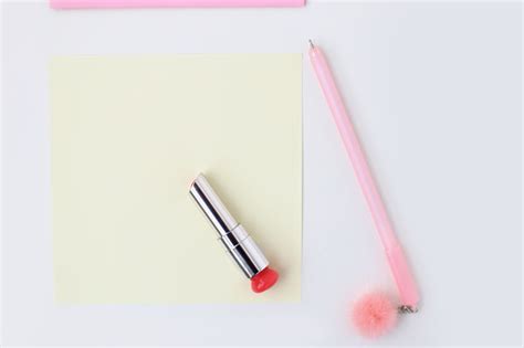 플랫 레이 노란색 종이 분홍색 봉투 펜 폼폼 립스틱 발렌타인 데이를 위해 봉투에 엽서를 만드는 것은 그것을 직접 Daydo 사진 제공 0명에 대한 스톡 사진 및 기타 이미지