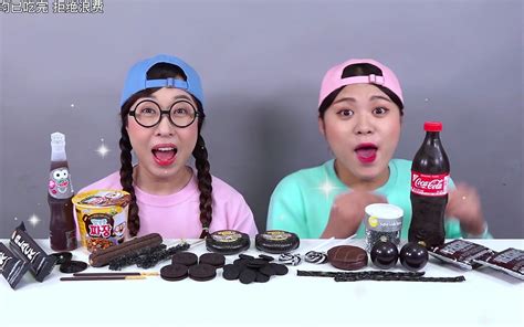 黑色食物挑战！享用可乐巧克力瓶和可乐果冻瓶，究竟哪个更好吃？ Dona多纳 Dona多纳 哔哩哔哩视频