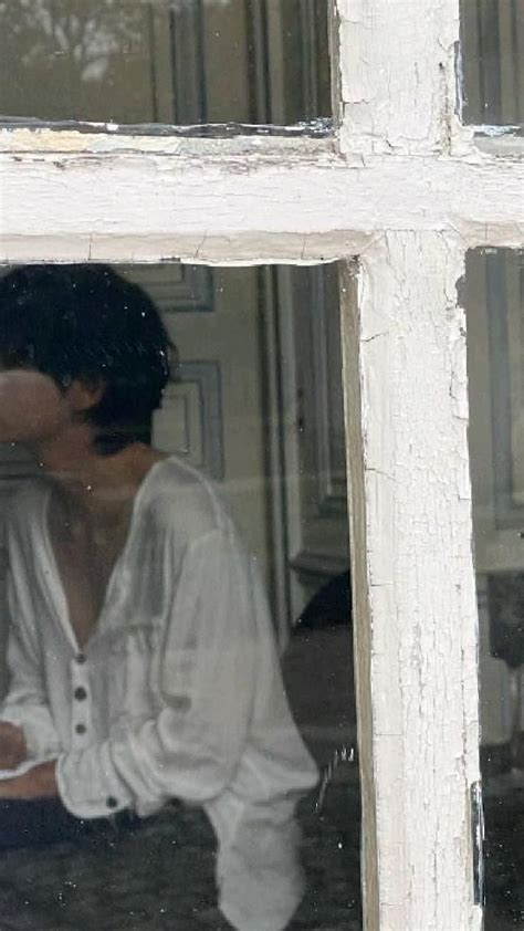 V via Instagram post 태형 벽지 인스타그램