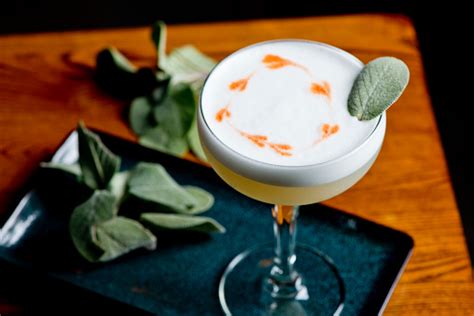 칵테일 진 보드카 럼 또는 위스키와 소다 물 과일 주스 라임과 체리가 섞인 무알코올 음료 클래식 아메리칸 바 음료 0명에 대한 스톡 사진 및 기타 이미지 Istock