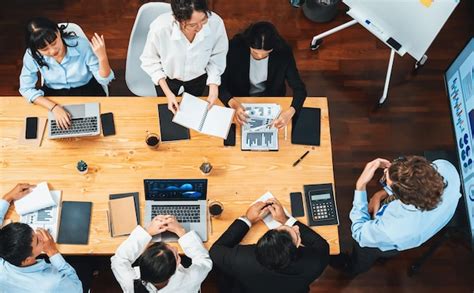 비즈니스 인텔리전스 분석을 통해 회의 테이블 차트 및 그래프 대시보드에서 재무 데이터 보고서를 분석하는 다양한 비즈니스 분석가