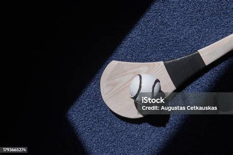 파란 배경에 박쥐와 슬로이타르를 던진다 수평 스포츠 테마 포스터 인사말 카드 헤더 웹 사이트 및 앱 0명에 대한 스톡 사진 및 기타 이미지 Istock