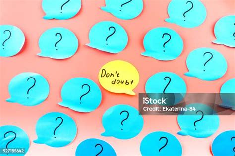 스티커와 배경입니다 문구는 주황색 스티커 파란 종이에 물음표 중에 작성 된 것입니다 의심 하지 않습니다 감소에 대한 스톡 사진 및 기타 이미지 Istock