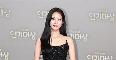 공승연 ‘아름답게 반짝이는 블랙 드레스