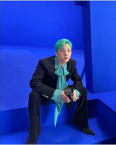 지드래곤 할머니 스카프 벗고 신사로 귀환…꽃핀 정장에 무심한 눈빛