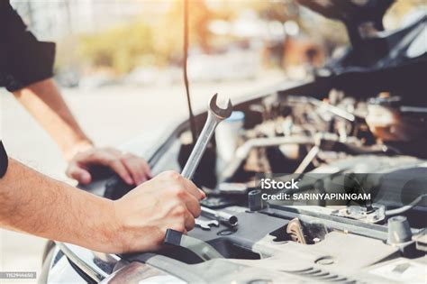 자동 수리 서비스 및 유지 보수 자동차 점검에서 작동 하는 자동차 정비사의 차고 기술자 손에서 작동 하는 자동차 정비사 차에