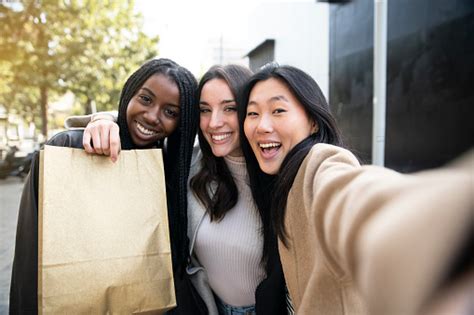 스마트폰으로 자화상 사진을 찍는 세 명의 젊은 힙스터 여성 긍정적인 얼굴 감정을 보여주는 여성 패션 컨셉 일본 민족에 대한 스톡 사진 및 기타 이미지 Istock