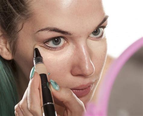 How To Use A Concealer To Hide Your Dark Circles And Fine Lines