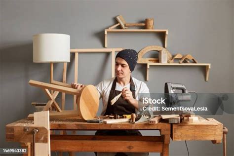 집중된 남자 목수가 자신이 만든 나무 의자를 칠하고 바니시로 나무 제품을 칠하고 작업장의 테이블에 앉아 있는 실내 사진 35 39세에 대한 스톡 사진 및 기타 이미지