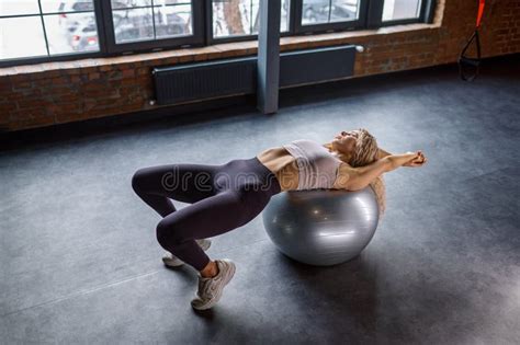Mujer Estirando Sobre El Balón De Los Pilates De Fitness Imagen De