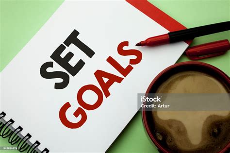 필기 텍스트 쓰기 설정 목표입니다 대상 계획 비전 꿈 목표 아이디어 목표 대상 동기 부여 배경에 일반 커피 컵 옆에 노트북도 서 작성을 의미 하는 개념 개념에 대한 스톡