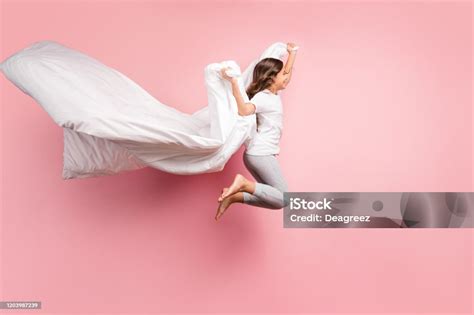 분홍색 파스텔 색상 배경을 통해 고립 된 담요 유령으로 비행 하는 점프 하는 좋은 매력적인 유치 한 장난 즐거운 쾌활한 쾌활한