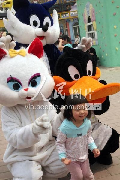 北京石景山五一黄金周 游人乐悠悠 人民图片网