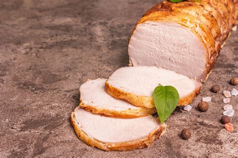 석조 콘크리트 배경에 집에서 만든 구운 돼지 고기 안심 전체 구운 조각 향신료와 슬라이스를 잘라 0명에 대한 스톡 사진 및 기타 이미지 Istock