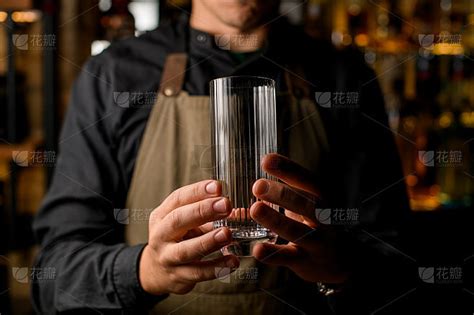 近距离拍摄的白人男性的手拿着一个空的酒杯