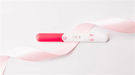 양성 임신 테스트 결과 흰색 배경에 분홍색 실크 리본으로 임신 한 여성 의료 의료 부인과 임신 불임 출산 사람들 개념 0명에 대한 스톡 사진 및 기타 이미지 Istock