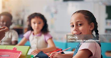 아동 발달 미래 및 학습을 위한 교실에서 소녀와 함께 초상화 교육 및 쓰기 지식 수업 및 학습을 위해 학교에서 어린이 및 학생들과 함께하는 아카데미 성장 및 장학금 6 7