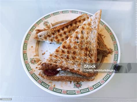이스탄불 칠면조의 호밀 빵에 전통 터키 치즈와 페퍼로니 토스트 0명에 대한 스톡 사진 및 기타 이미지 0명 가정의 방 갈색 Istock