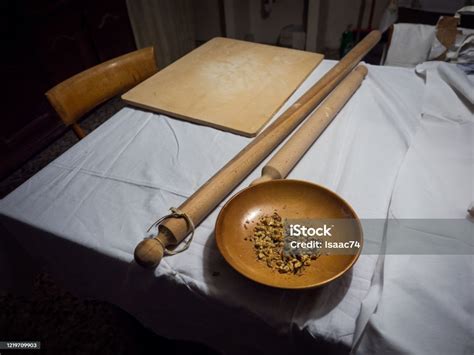 이탈리아 마을의 오래된 부엌에서 수제 파스타를 준비하기위한 나무 도구 가정 생활에 대한 스톡 사진 및 기타 이미지 가정 생활