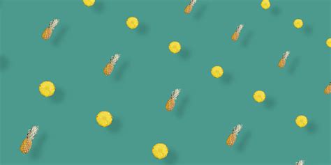 그림자와 녹색 배경에 파인애플의 다채로운 과일 패턴 맨 위 보기입니다 플랫 레이 팝 아트 디자인 파티에 대한 스톡 사진 및 기타