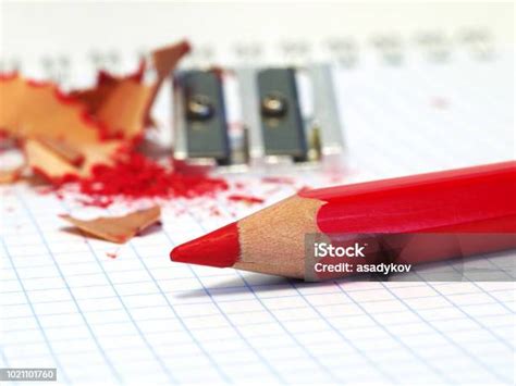 부스러기와 배경 필드의 얕은 깊이 깎이 날카롭게 빨간 연필 0명에 대한 스톡 사진 및 기타 이미지 0명 나무 상자