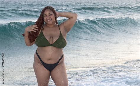 Fotografia Do Stock Plus Size Latin Girl Poses For The Camera In A