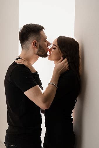 남자와 여자의 젊은 가족의 관계 감정 및 부드러움 집에서 아늑한 방에서 시간을 보내는 부부의 사랑 이야기 사랑에 빠진 커플은 집에서 소파에서 껴안고 키스합니다 20 24세에