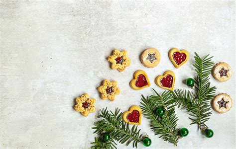 오스트리아 전통 크리스마스 쿠키 레드 베리 잼으로 채워진 린저 비스킷 0명에 대한 스톡 사진 및 기타 이미지 0명 12월 강림절 Istock