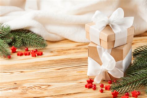 빨간 리본 활 녹색 크리스마스 트리 장식 백색 격자 무늬 나무 배경에 공예 선물 상자 크리스마스와 새 해 축 하 카드 배너