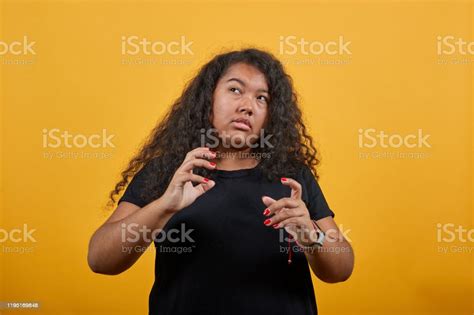 손 사이에 공간을 유지하는 아프리카 계 미국인 젊은 여성 충격 과체중에 대한 스톡 사진 및 기타 이미지 과체중 여성 인물