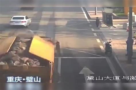 货车车轮突然脱离，路人遭殃，监控拍下惊险的一幕！路人车轮货车